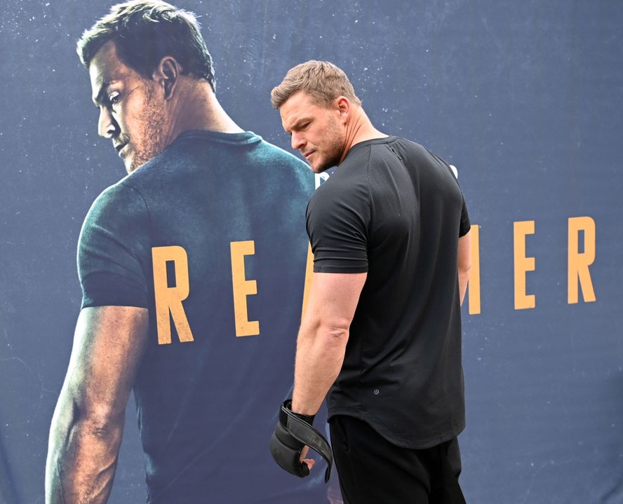 Como ator ganhou mais de 13 quilos de músculos para viver 'Reacher'