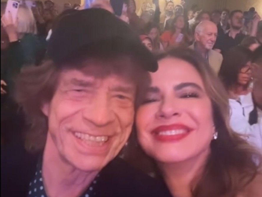 Luciana Gimenez posa com Mick Jagger na colação de grau de Lucas; veja
