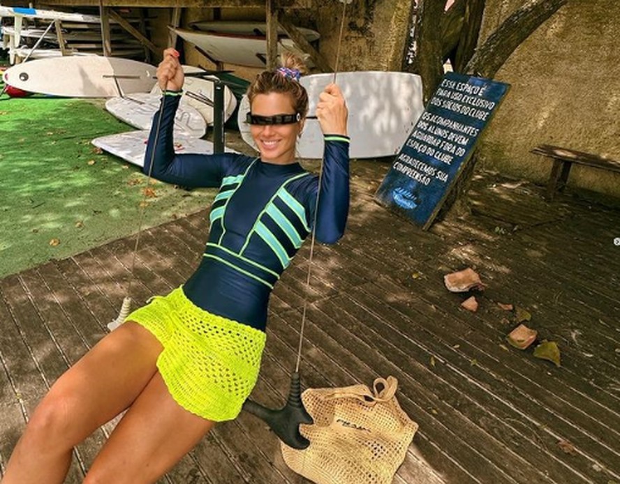 Carolina Dieckmann abre álbum de fotos de domingo de sol