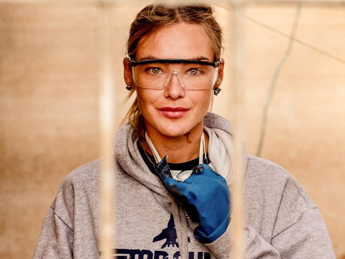 Ex-BBB Bárbara Heck trabalha em mutirão de limpeza em casas do RS; veja