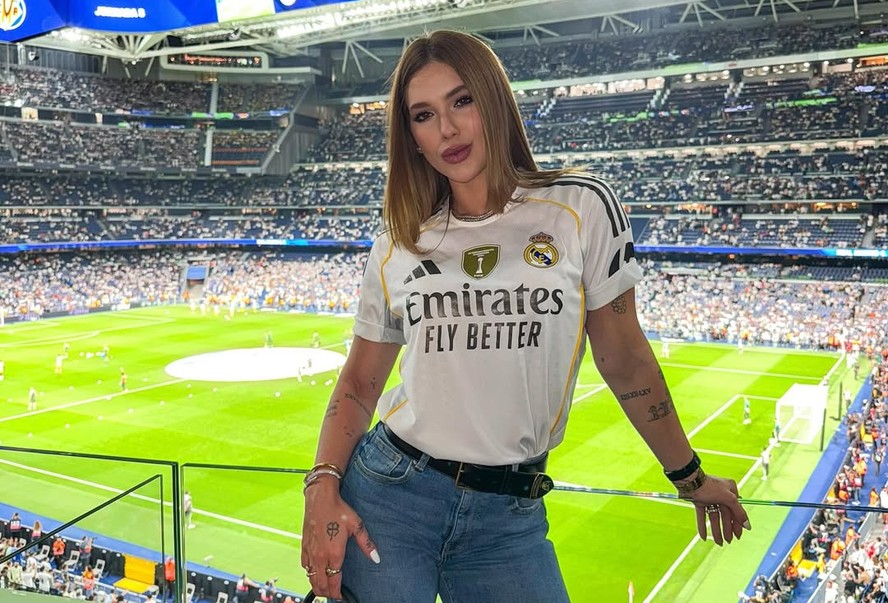 Virginia Fonseca posa com camisa de Vini Jr em jogo do Real Madrid em ...