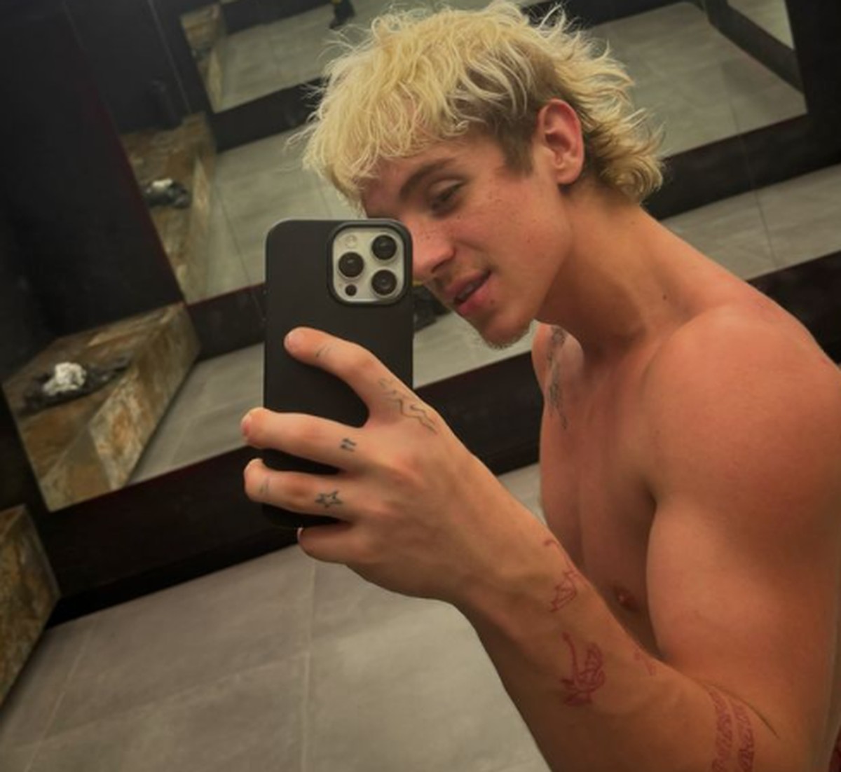 Juliano Floss posa sem camisa na academia e exibe físico: 'Justin ...