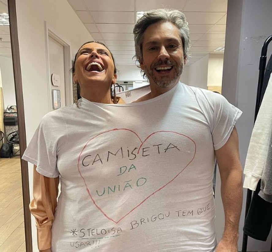 Alexandre Nero posa com camiseta 'Steloisa' ao lado de Giovanna Antonelli