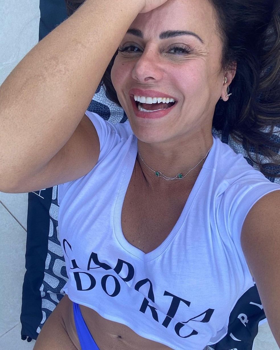 Aos 47 anos, Viviane Araújo aposta em look à moda Anitta