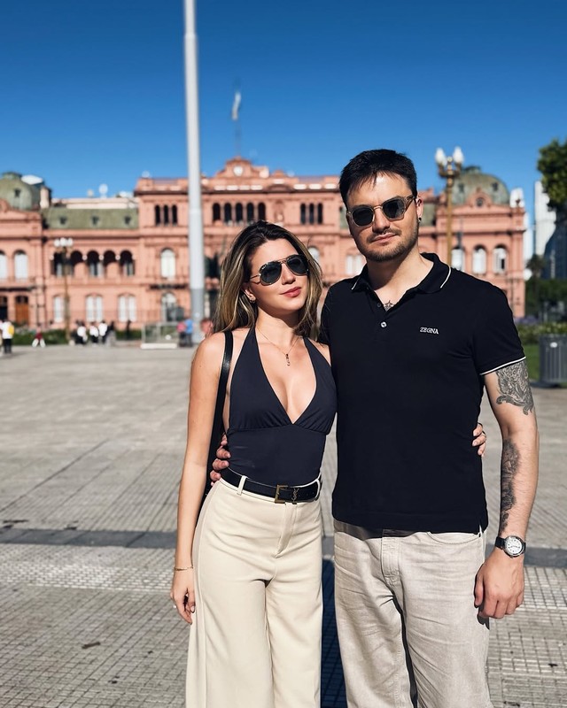 Felipe Neto mostra cliques de viagem a Buenos Aires com a namorada