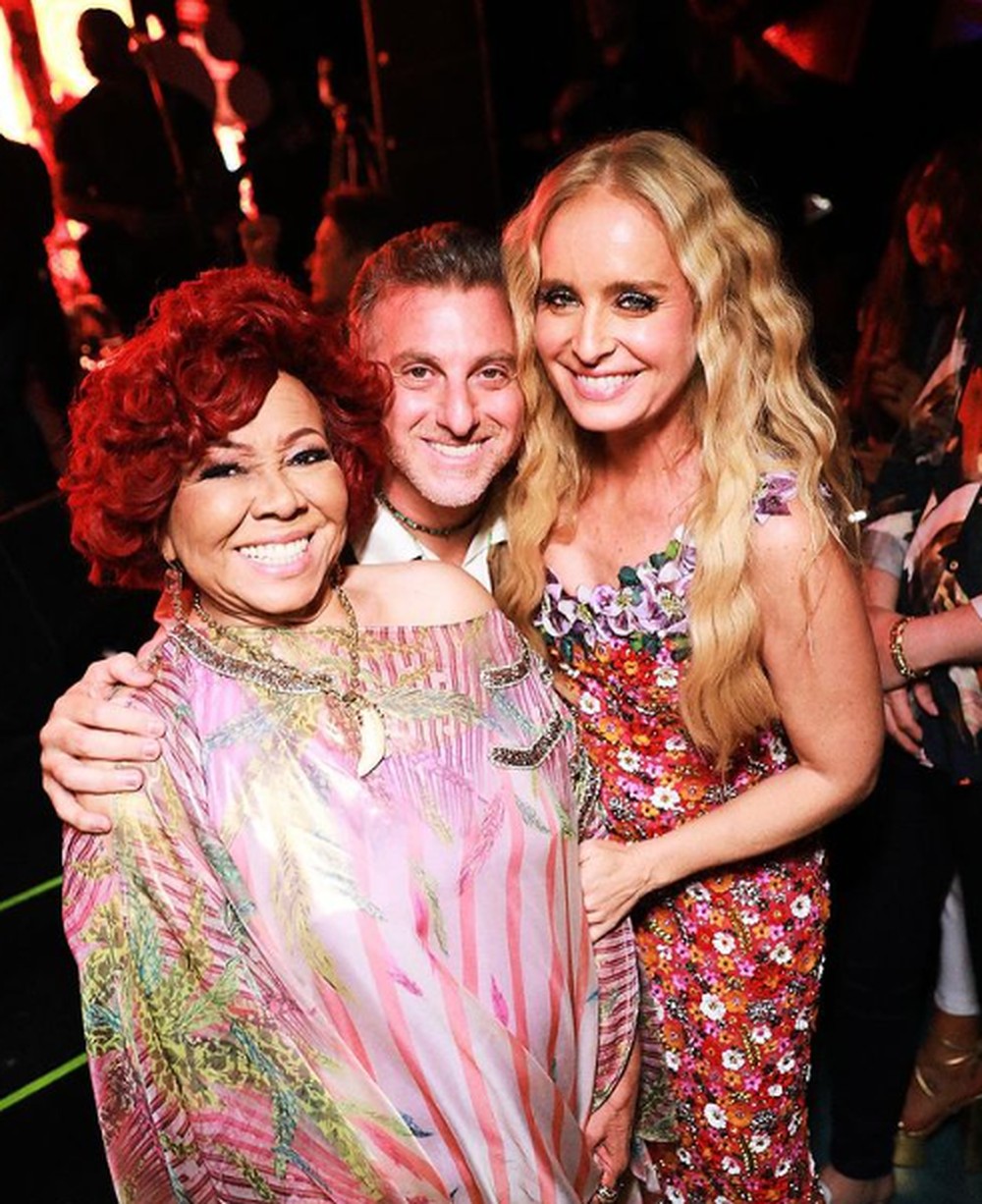 Angélica abre álbum de fotos de festa de 50 anos: 'Celebração tão incrível'