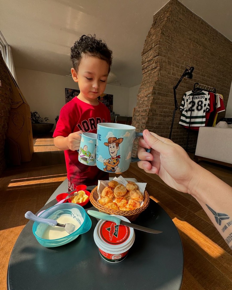 Fred Bruno estoura fofurômetro com fotos de fim de semana com o filho, Cris