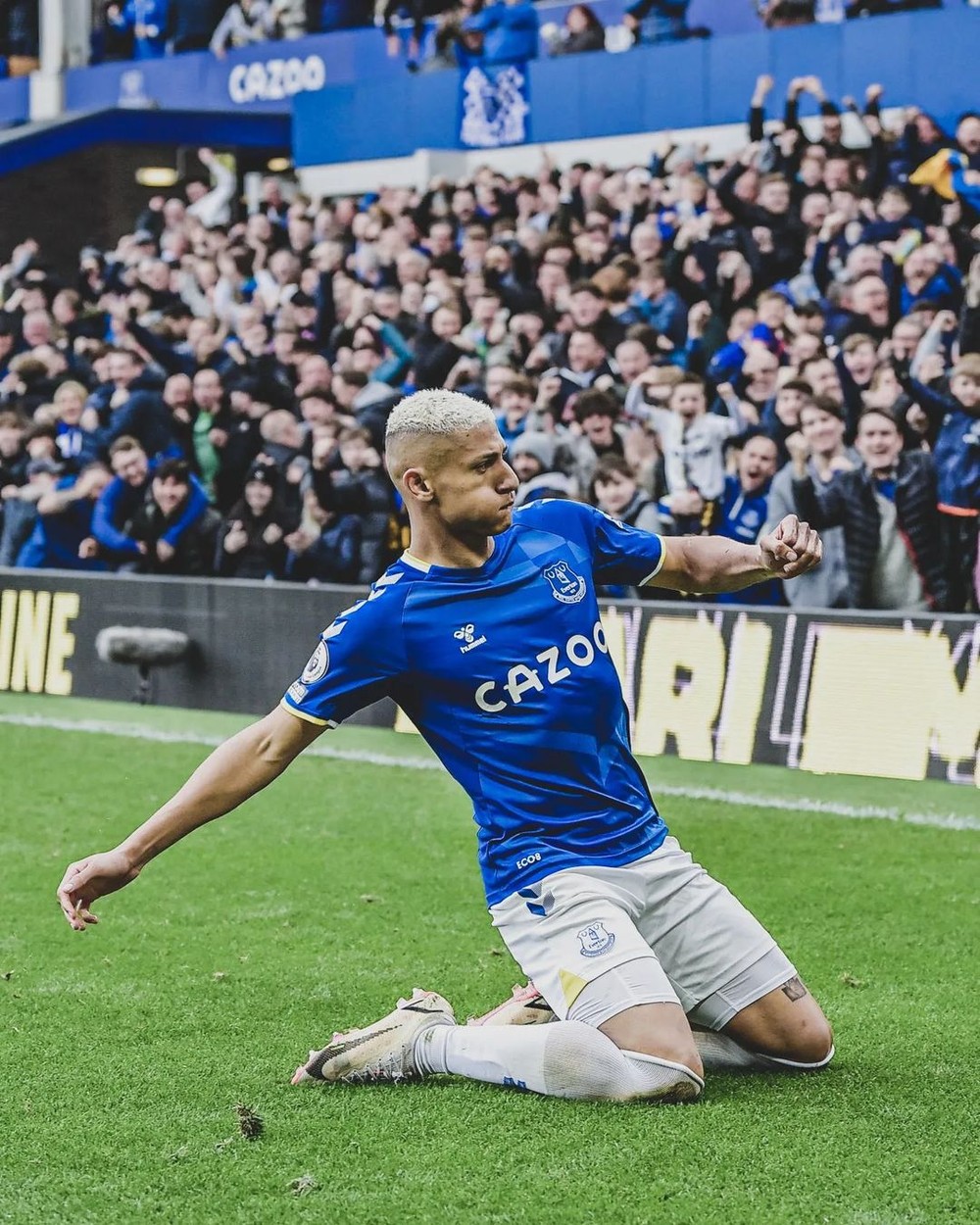 Richarlison agradece torcida rival por homenagem em campo