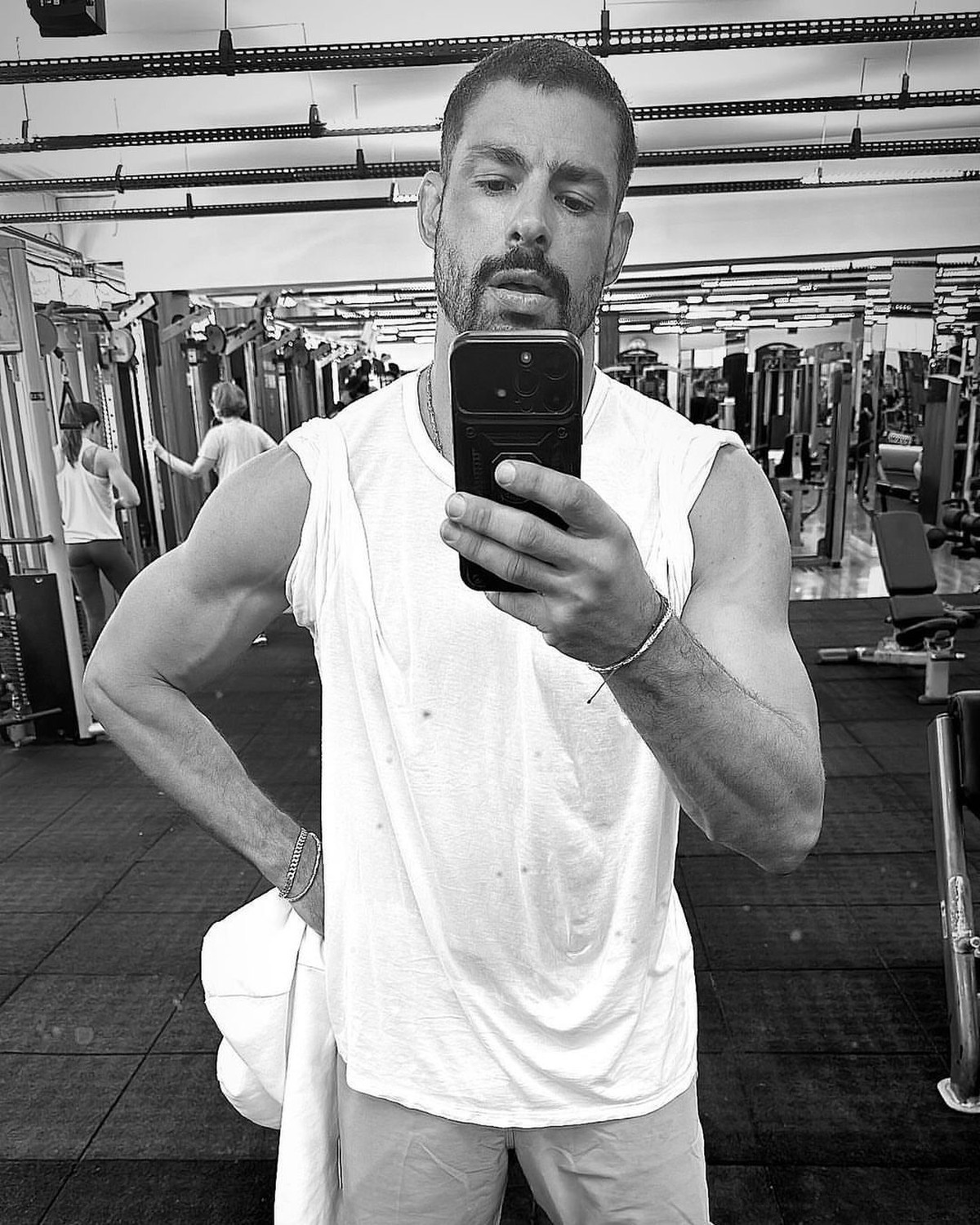 Cauã Reymond eleva a temperatura ao exibir braços definidos na academia