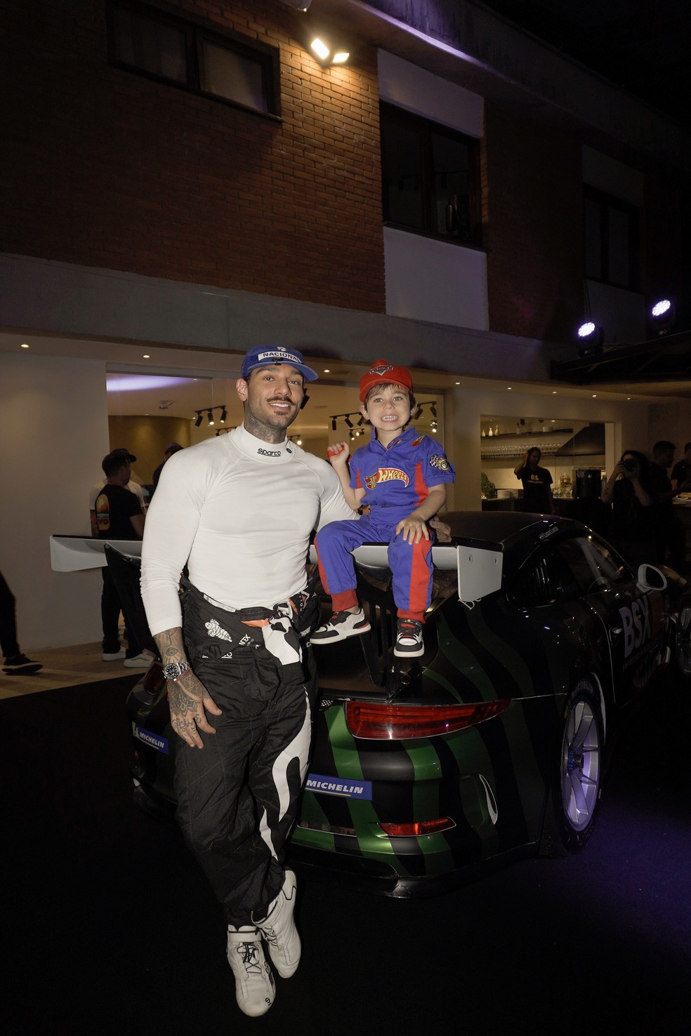 Lucas Lucco leva filho de 3 anos a evento automobilístico e revela como ...