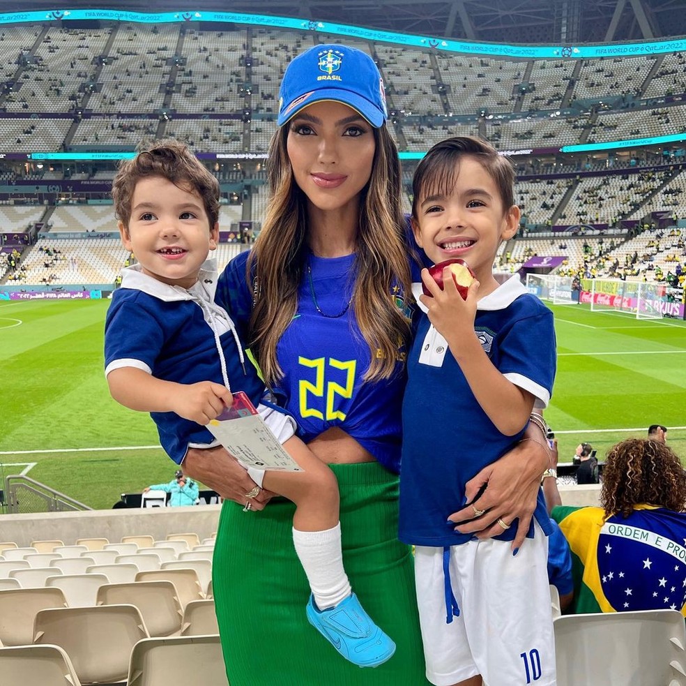 Everton Ribeiro troca faldas do filho em treino do Brasil e é exaltado pela esposa