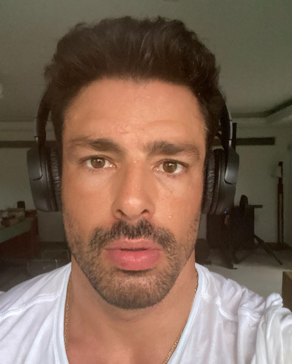 Cauã Reymond surge suado e de camiseta transparente: 'Fui cuidar da saúde'