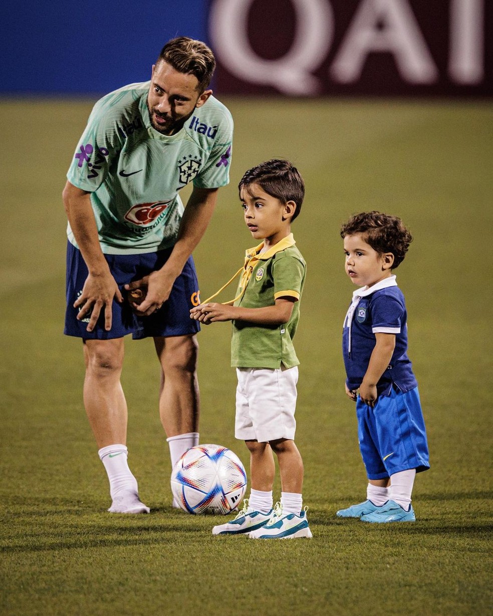 Em clima de romance, Everton Ribeiro e esposa Marilia Nery aproveitam ...
