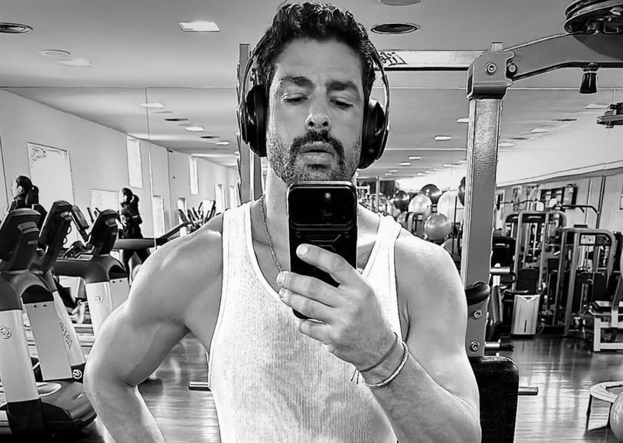 Cauã Reymond posa na academia e exibe físico: 'Suando'