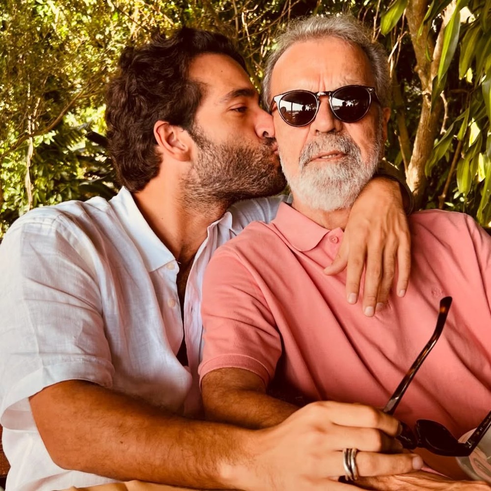 Humberto Carrão celebra o aniversário do pai, Paulo Roberto: 'Viva os 81'