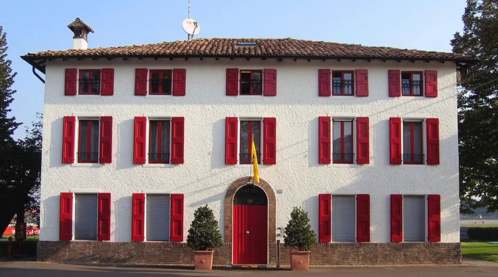 Conheça a casa de Enzo Ferrari, endereço onde Lewis Hamilton foi ...