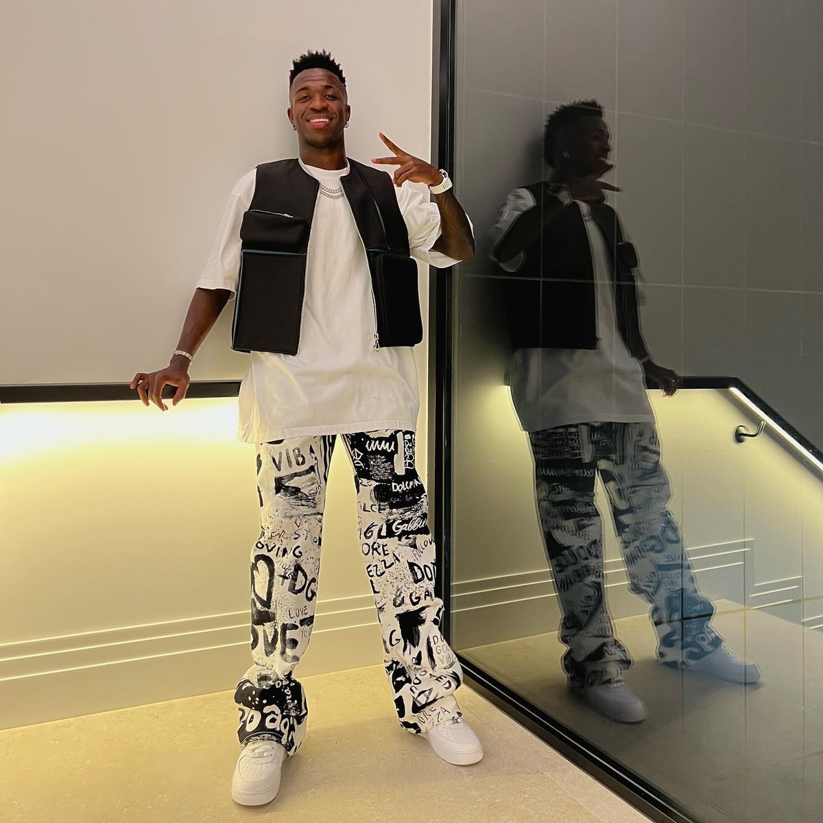 Vini Jr. dribla mesmice e transforma estilo preto e branco em ousadia