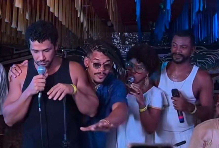 Crushes da web, Amaury Lorenzo, Felipe Velozo e Samuel de Assis se jogam no samba em Salvador