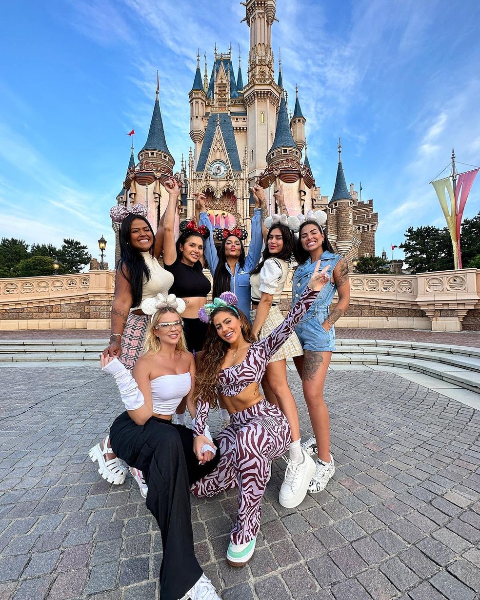 Flay abre álbum de fotos com amigas na Disney do Japão: 'Sonho realizado'