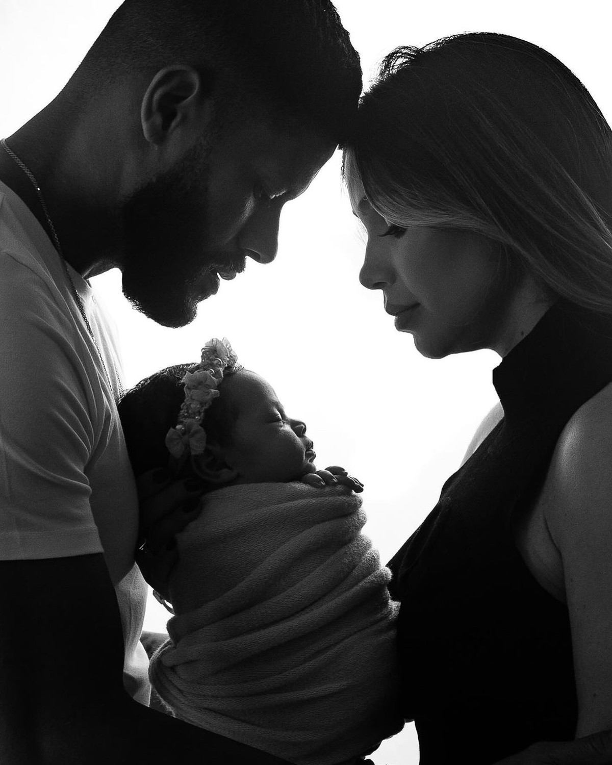 Hulk Paraíba e Camila Ângelo mostram ensaio newborn de sua filha, Aisha