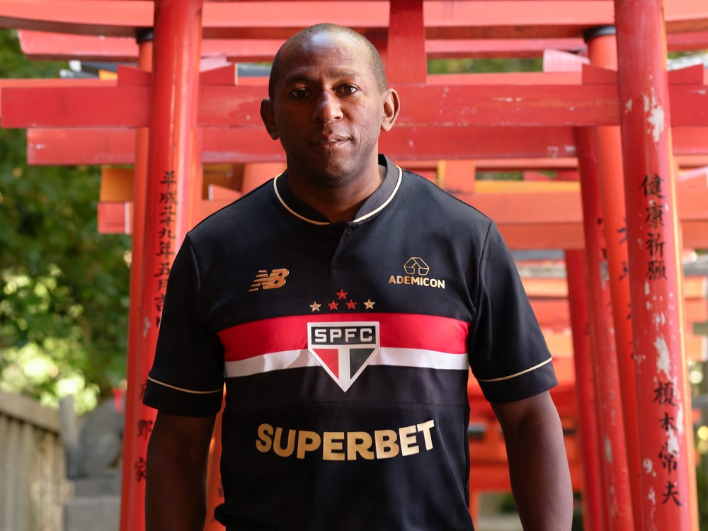 Nova camisa do SPFC faz homenagem à defesa histórica de Rogério Ceni no ...