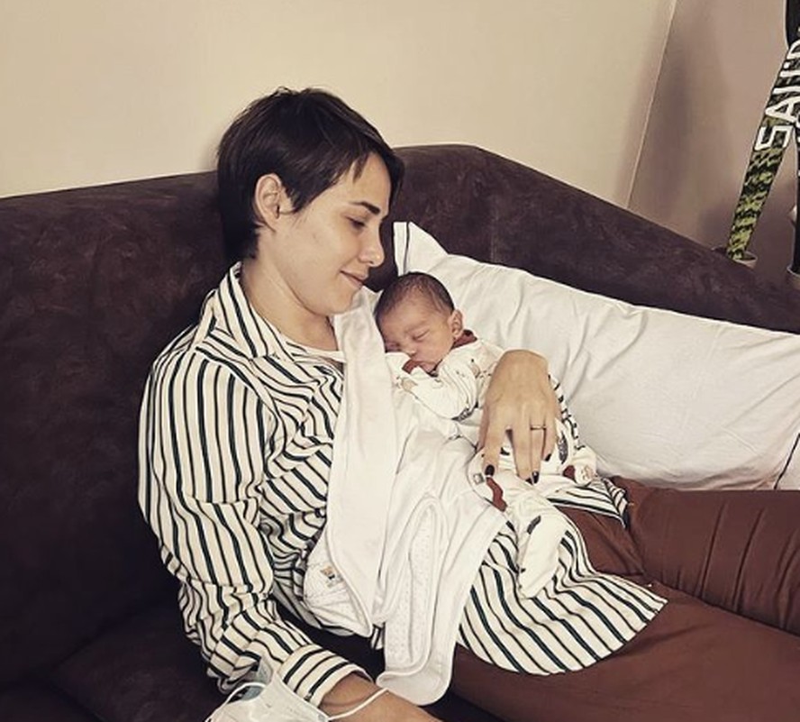 Leticia Colin se derrete por Caetano, filho de Louise D'Tuani e Eduardo Sterblitch