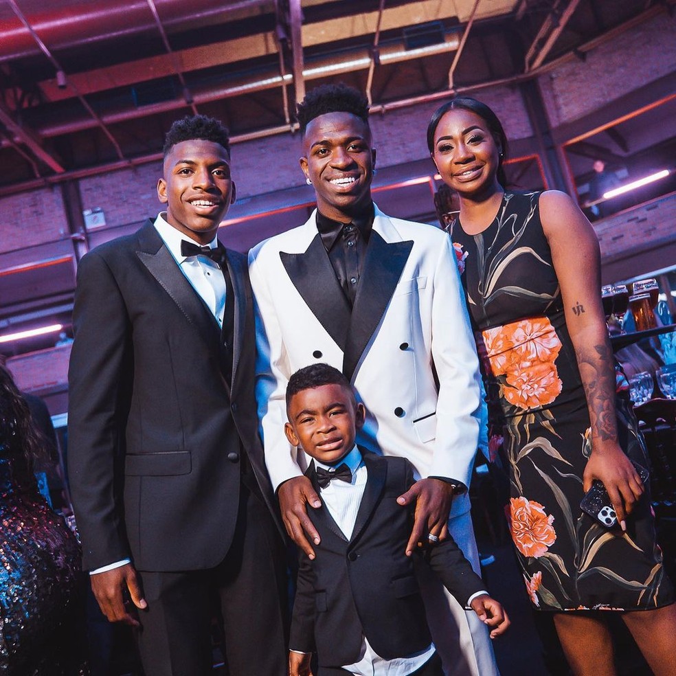 Vini Jr. abre álbum com retrospectiva do ano: 'Obrigado, 2022'