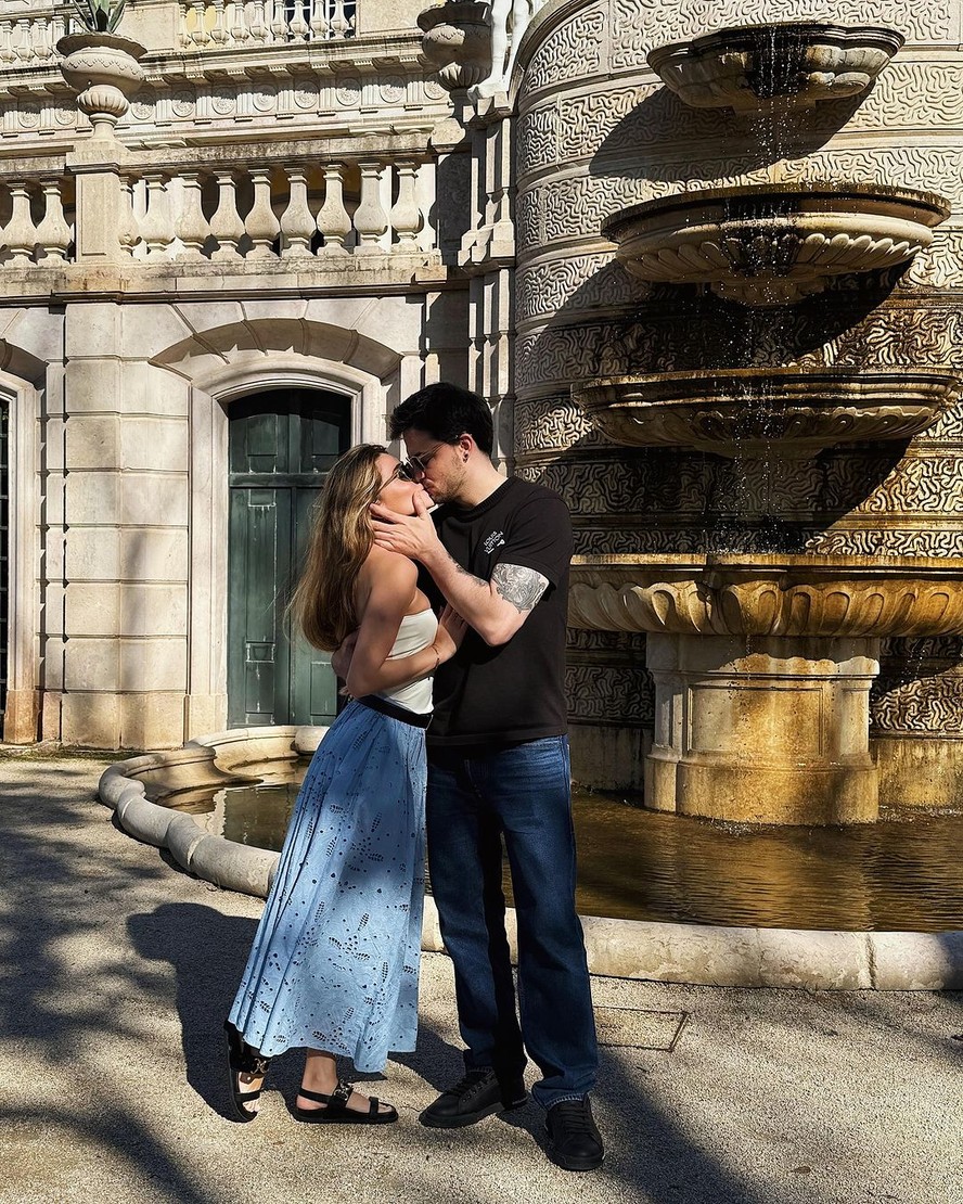 Felipe Neto posa em momento romântica com namorada em passeio