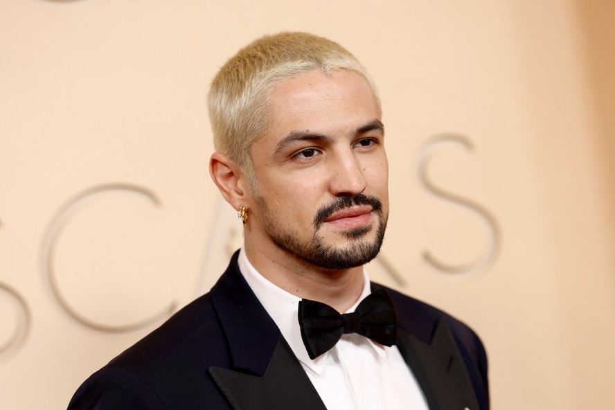 Oscar 2026: Gabriel Leone usa acessórios de mais de R$ 300 mil na cerimônia