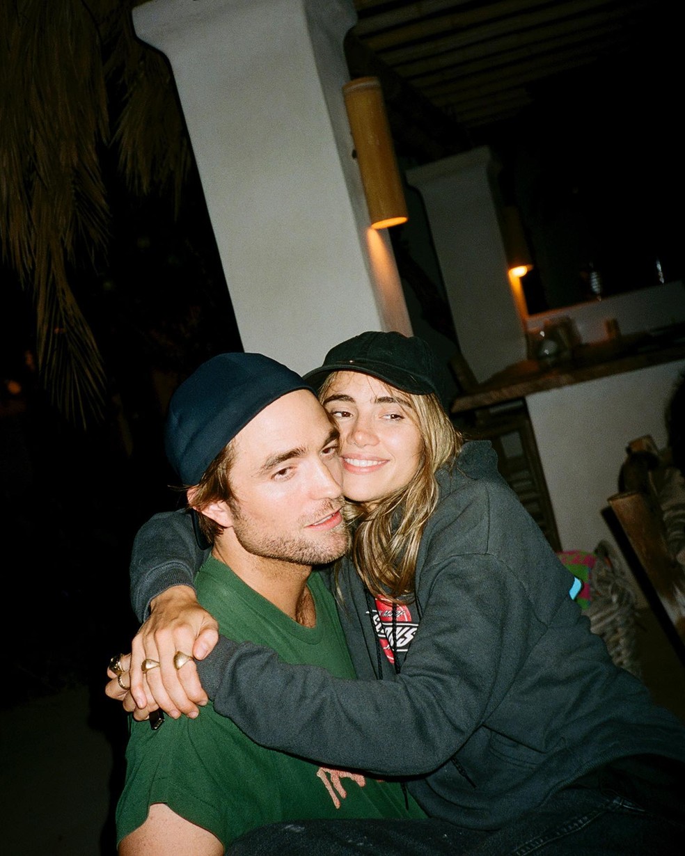 Robert Pattinson e Suki Waterhouse confirmam nascimento de primeiro filho