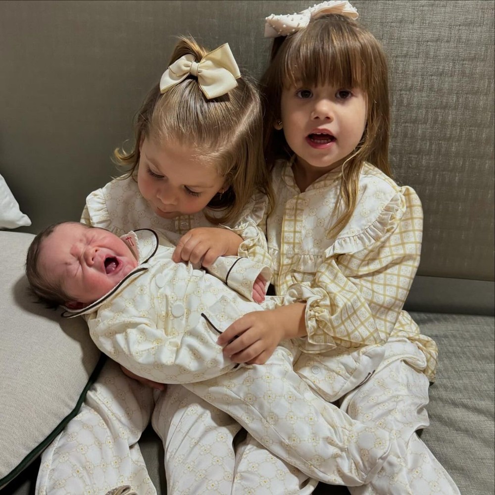 Filhas de Virginia e Zé Felipe esbanjam fofura ao combinar roupas com irmão recém-nascido