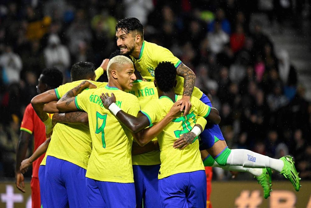 Jogadores da Seleção Brasileira posam de óculos juliet na França