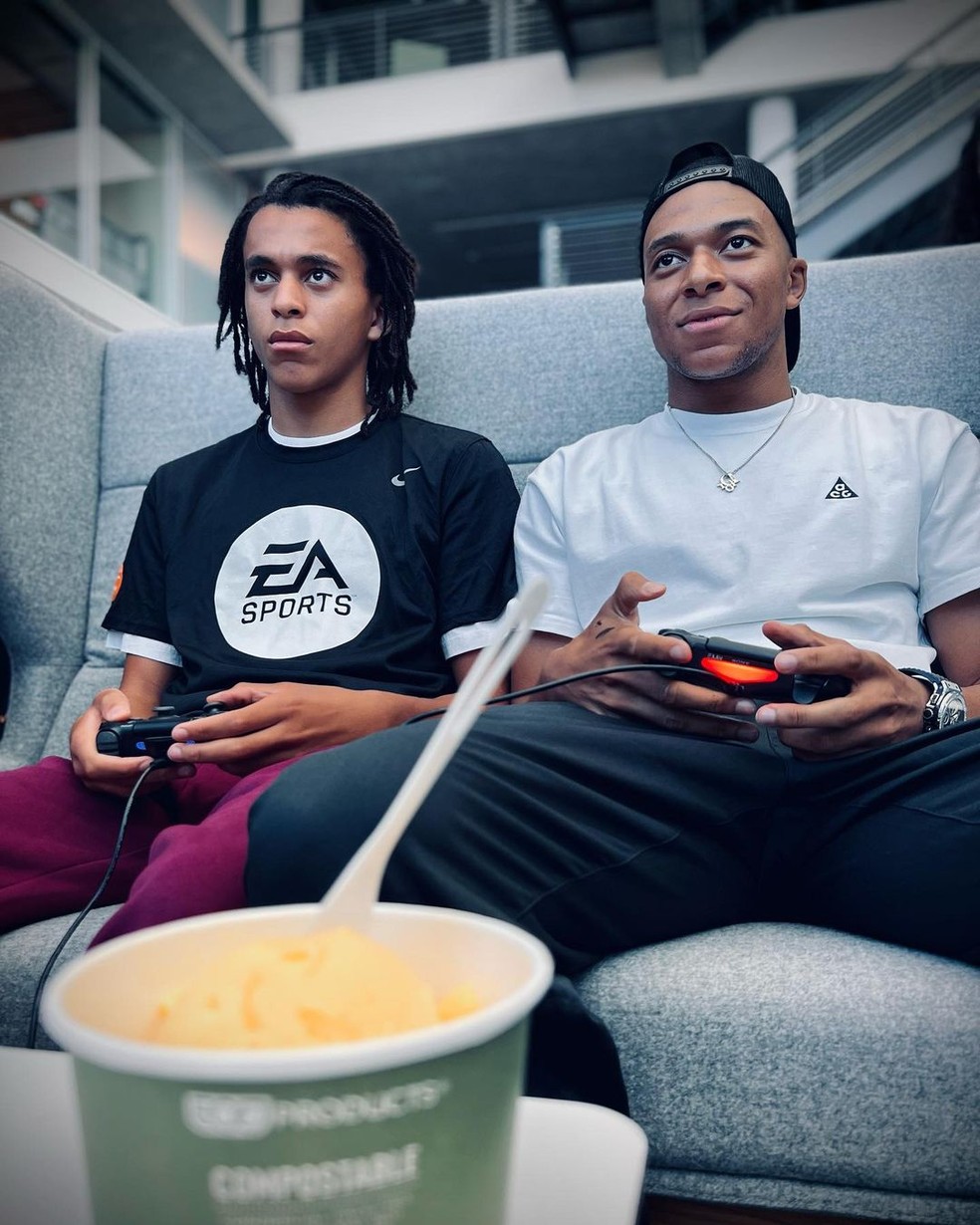 Mbappé posta em treino do PSG ao lado do irmão mais novo