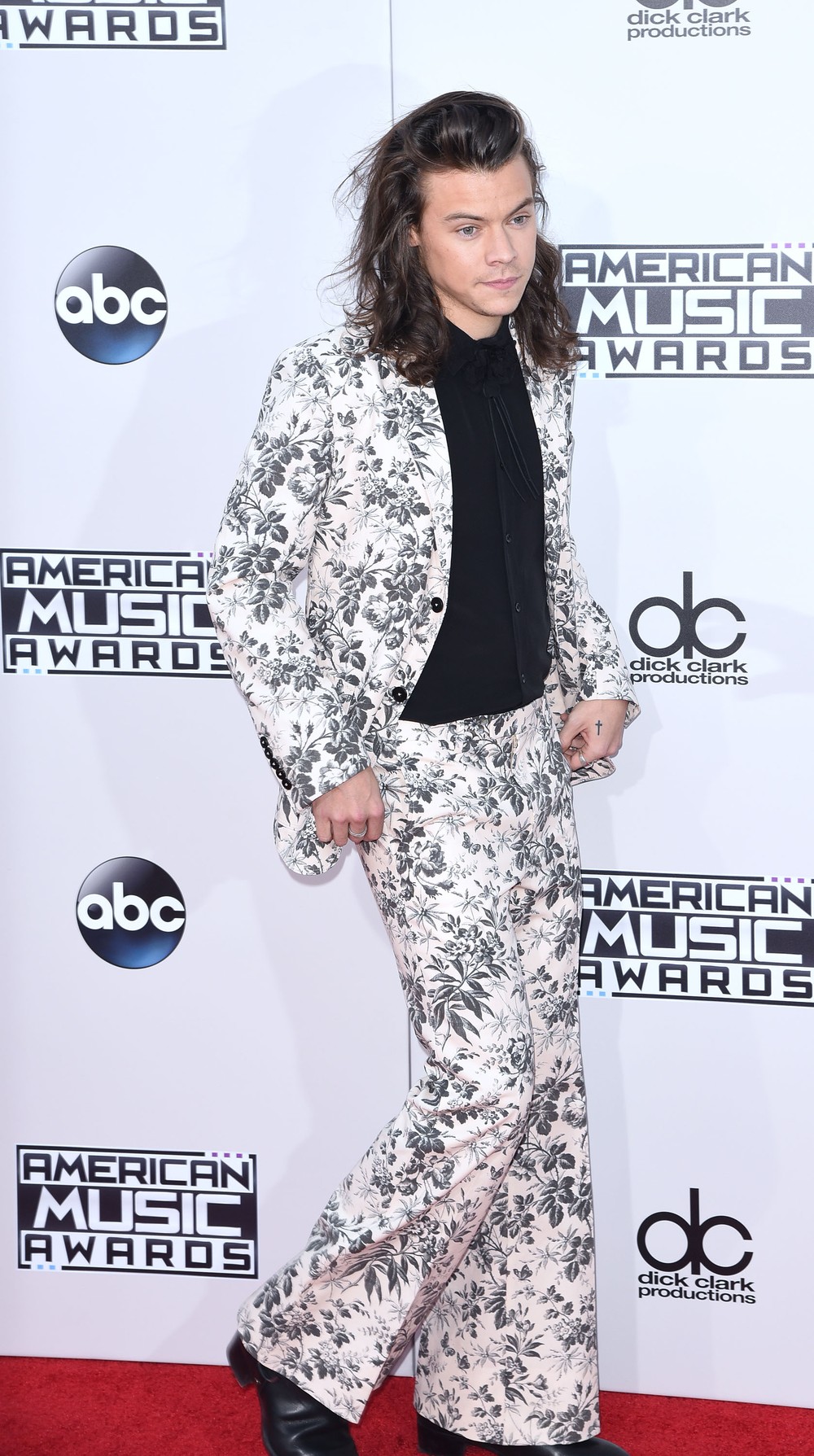 Harry Styles faz 30 anos: veja 30 looks do cantor