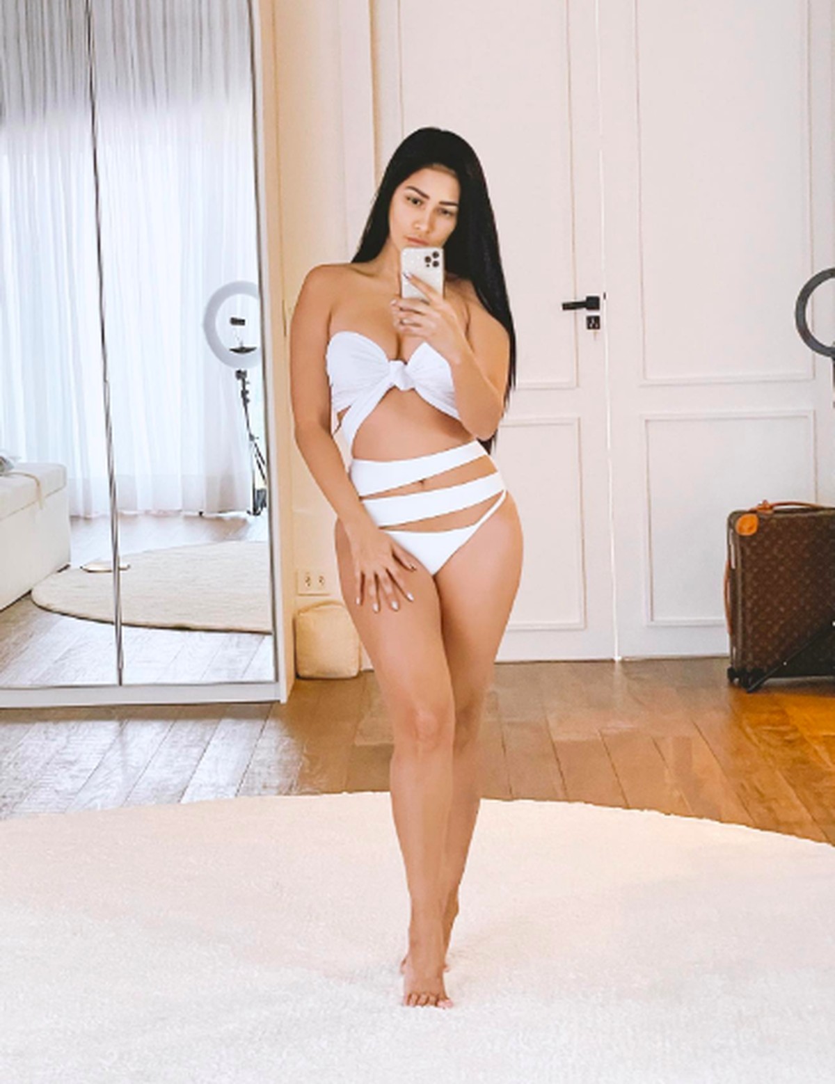 Simaria faz selfie com biquíni branco recortado e movimenta as redes