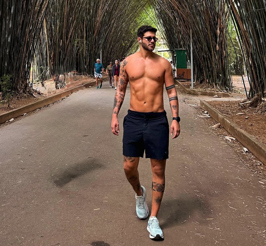 Rodrigo Mussi mostra boa forma em cliques nas redes