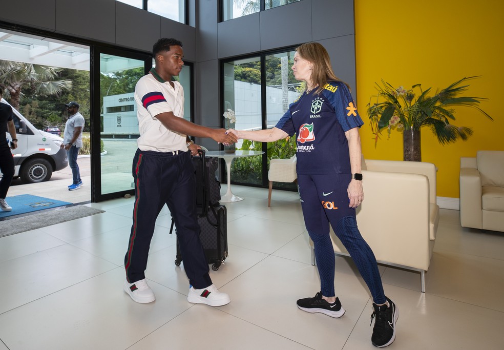 Endrick se apresenta à Seleção vestindo look full Gucci