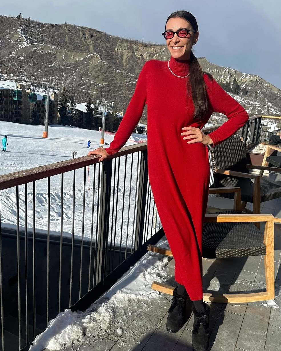 Mônica Martelli posa de vermelho e esbanja beleza em viagem para Aspen