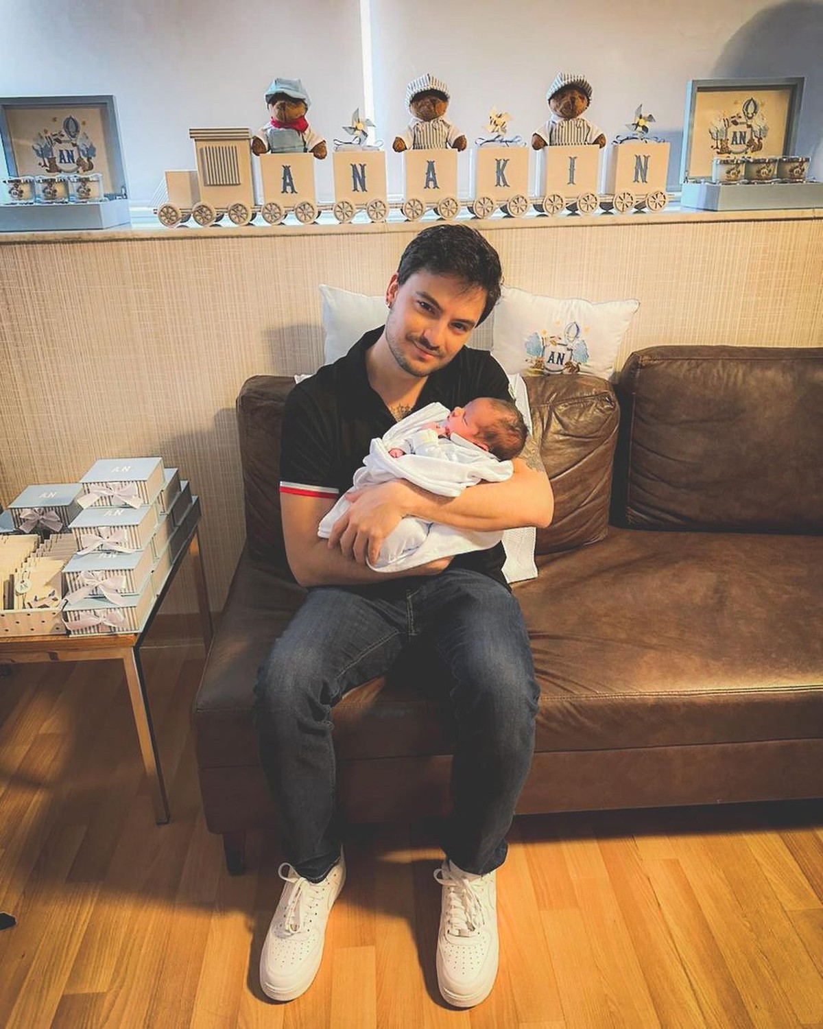 Felipe Neto celebra nascimento do sobrinho, Anakin: 'Coisa mais linda'