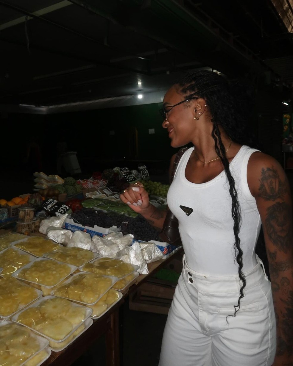 Patrícia Ramos posa com regata básica avaliada em quase R$ 6 mil