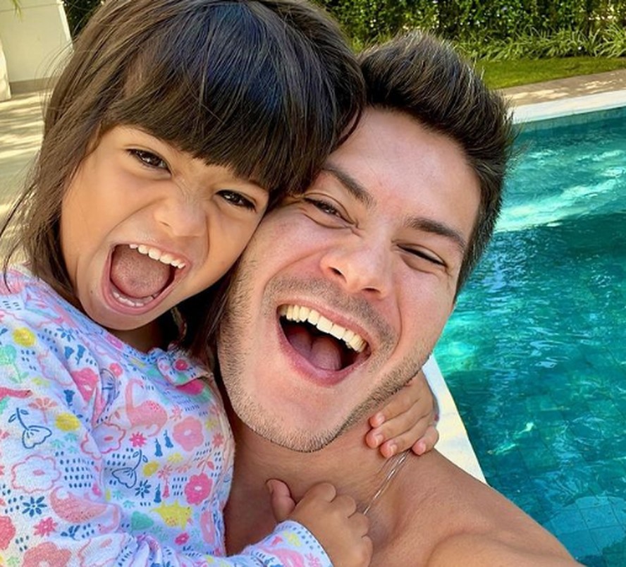 Arthur Aguiar encanta ao posar com a filha, Sophia: 'Eu e ela'