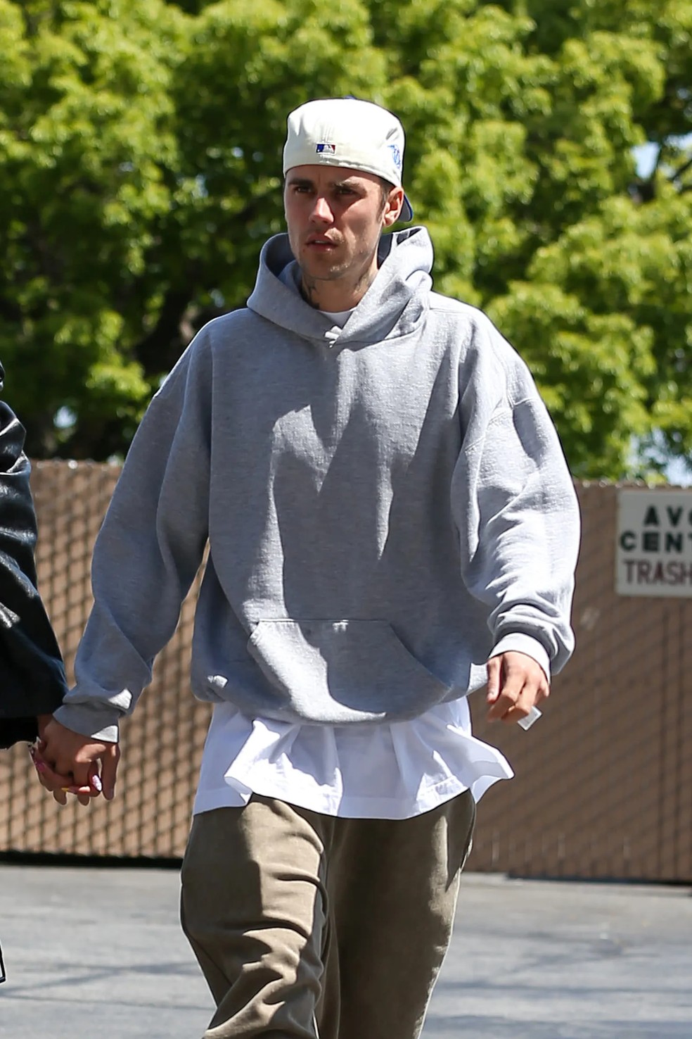 Como foi que o boné virado para trás, um clássico dos anos 2000, voltou ...