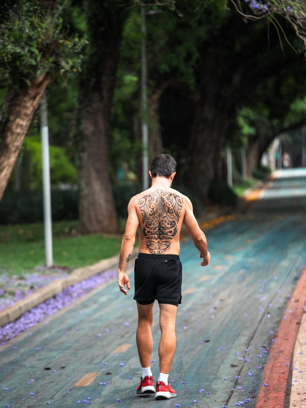 Kayky Brito exibe tatuagem nas costas em treino matinal sem camisa