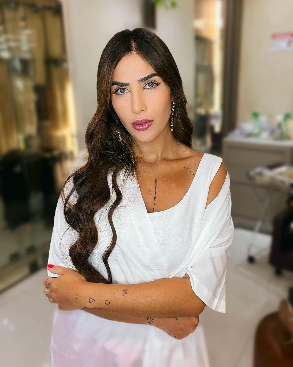 Jéssica Costa surge produzida em fotos e é comparada à Jade Picon ...