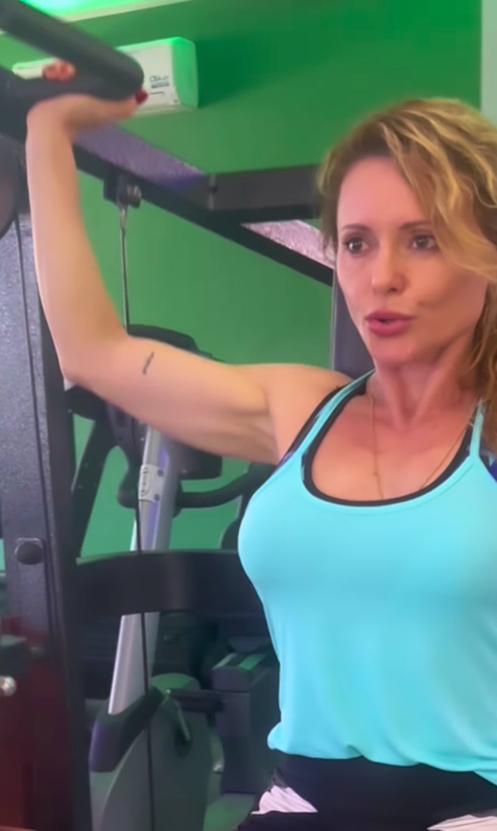Rita Guedes posta treino na academia e esbanja boa forma nas redes