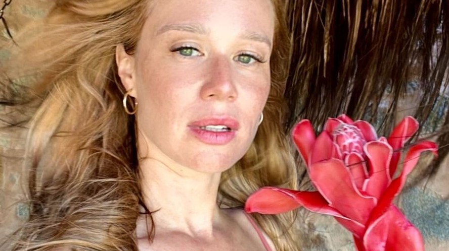 Mariana Ximenes posa com flor e encanta seguidores: 'Gata demais'