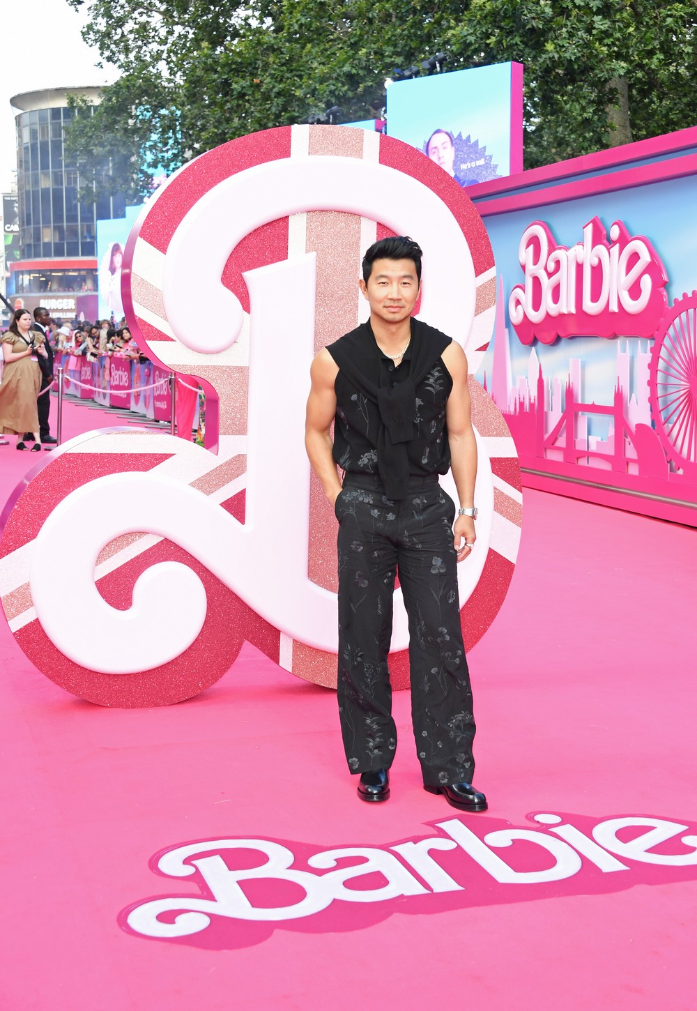 Estilo Barbie invade guarda-roupa das celebridades, inclusive dos Ken