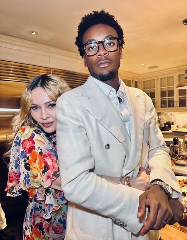 Madonna comemora o bar mitzvá das filhas Estere e Stella