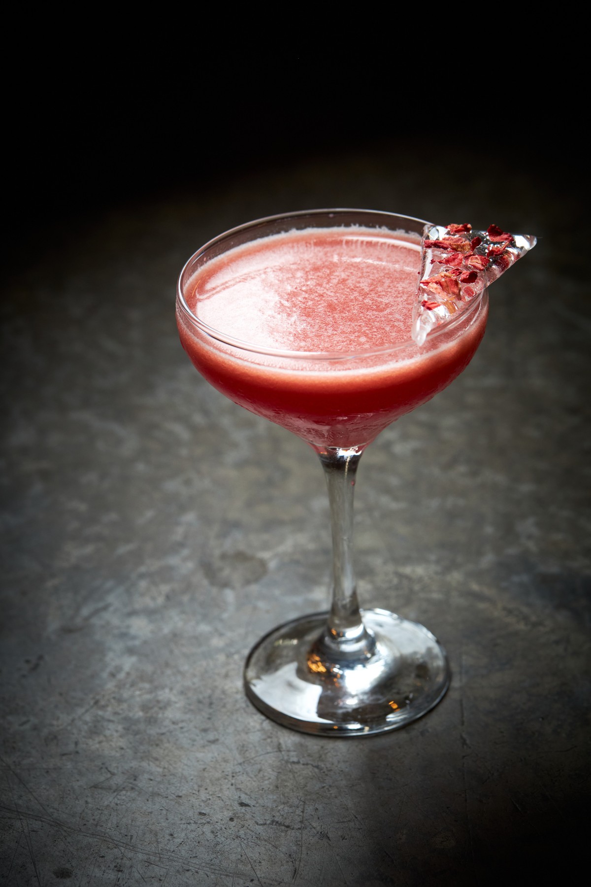 Aprenda a fazer um drink cor-de-rosa com rum
