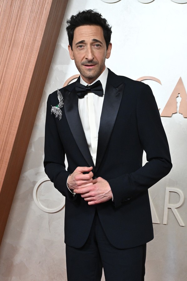 Broches foram os verdadeiros protagonistas da moda masculina no Oscar 2025